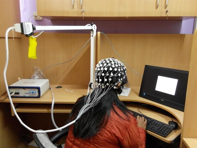 32-channel EEG/ERP system (Geodesic EEG System 405)